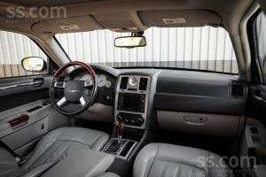 Melns Chrysler 300C 2007 Talsi, ar dzinēja tilpumu 3.00 L un nobraukumu 303 tūkst. km par 3990 €, foto 9 vietnē AUTOMOTO.COM.LV