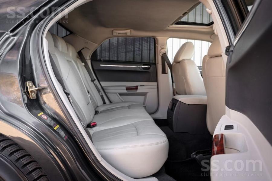 Melns Chrysler 300C 2007 Talsi, ar dzinēja tilpumu 3.00 L un nobraukumu 303 tūkst. km par 3990 €, foto 12 vietnē AUTOMOTO.COM.LV