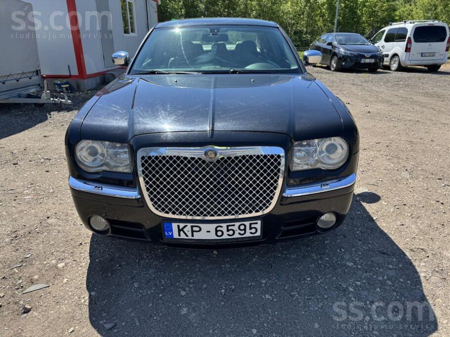 Melns Chrysler 300C 2007 Rēzekne, ar dzinēja tilpumu 3.00 L un nobraukumu 236 tūkst. km par 3200 €, foto 1 vietnē AUTOMOTO.COM.LV