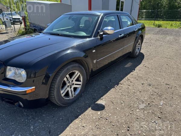 Black Chrysler 300C 2007 in Rezekne, with an engine capacity of 3.00 L and mileage of 236 thousand km for 3200 €, photo 2 on AUTOMOTO.COM.LV