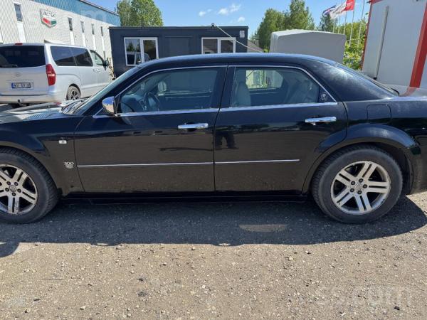 Black Chrysler 300C 2007 in Rezekne, with an engine capacity of 3.00 L and mileage of 236 thousand km for 3200 €, photo 3 on AUTOMOTO.COM.LV