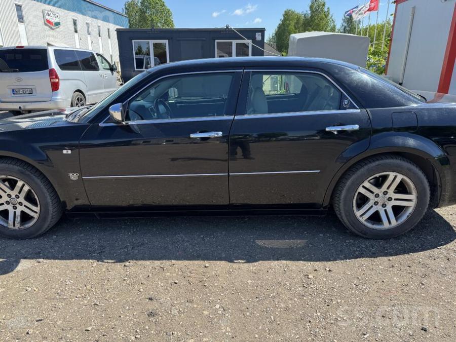 Melns Chrysler 300C 2007 Rēzekne, ar dzinēja tilpumu 3.00 L un nobraukumu 236 tūkst. km par 3200 €, foto 4 vietnē AUTOMOTO.COM.LV