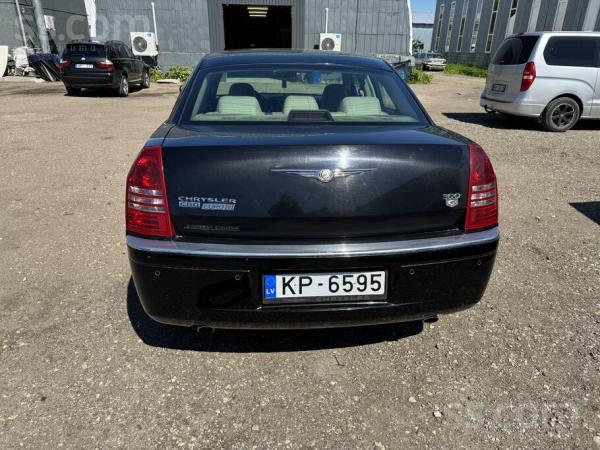 Black Chrysler 300C 2007 in Rezekne, with an engine capacity of 3.00 L and mileage of 236 thousand km for 3200 €, photo 5 on AUTOMOTO.COM.LV