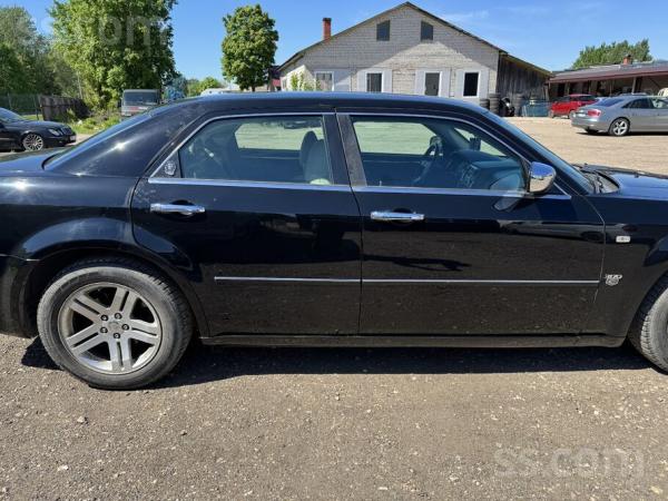 Black Chrysler 300C 2007 in Rezekne, with an engine capacity of 3.00 L and mileage of 236 thousand km for 3200 €, photo 7 on AUTOMOTO.COM.LV