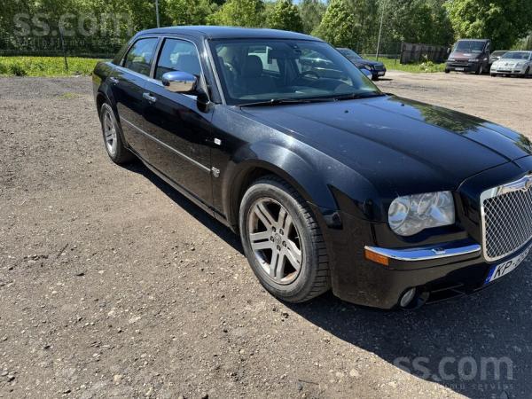 Black Chrysler 300C 2007 in Rezekne, with an engine capacity of 3.00 L and mileage of 236 thousand km for 3200 €, photo 8 on AUTOMOTO.COM.LV