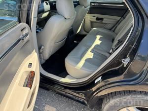 Melns Chrysler 300C 2007 Rēzekne, ar dzinēja tilpumu 3.00 L un nobraukumu 236 tūkst. km par 3200 €, foto 12 vietnē AUTOMOTO.COM.LV