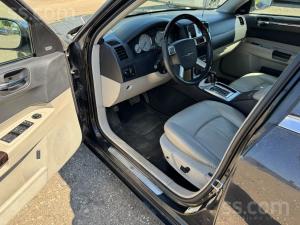 Melns Chrysler 300C 2007 Rēzekne, ar dzinēja tilpumu 3.00 L un nobraukumu 236 tūkst. km par 3200 €, foto 13 vietnē AUTOMOTO.COM.LV