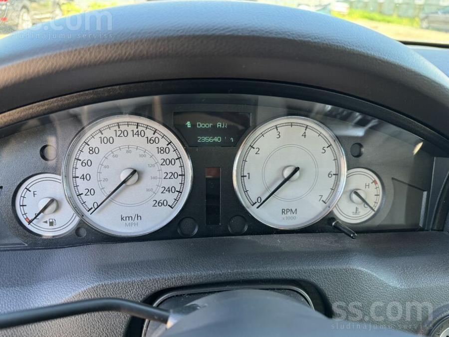 Melns Chrysler 300C 2007 Rēzekne, ar dzinēja tilpumu 3.00 L un nobraukumu 236 tūkst. km par 3200 €, foto 14 vietnē AUTOMOTO.COM.LV