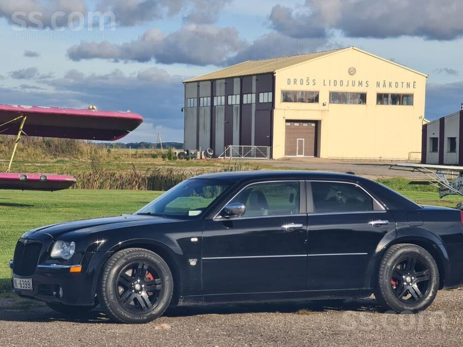Melns Chrysler 300C 2007 Jelgava, ar dzinēja tilpumu 3.00 L un nobraukumu 301 tūkst. km par 3999 €, foto 3 vietnē AUTOMOTO.COM.LV