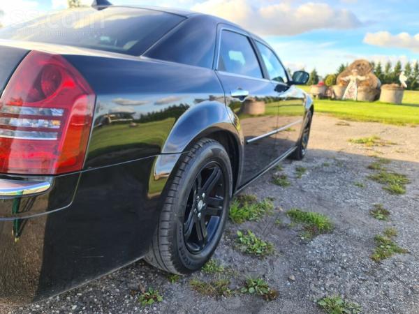 Melns Chrysler 300C 2007 Jelgava, ar dzinēja tilpumu 3.00 L un nobraukumu 301 tūkst. km par 3999 €, foto 4 vietnē AUTOMOTO.COM.LV