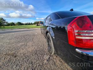 Melns Chrysler 300C 2007 Jelgava, ar dzinēja tilpumu 3.00 L un nobraukumu 301 tūkst. km par 3999 €, foto 6 vietnē AUTOMOTO.COM.LV
