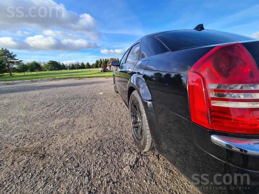 Melns Chrysler 300C 2007 Jelgava, ar dzinēja tilpumu 3.00 L un nobraukumu 301 tūkst. km par 3999 €, foto 6 vietnē AUTOMOTO.COM.LV