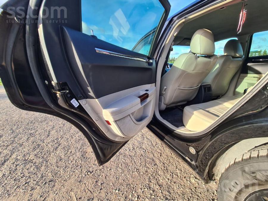 Melns Chrysler 300C 2007 Jelgava, ar dzinēja tilpumu 3.00 L un nobraukumu 301 tūkst. km par 3999 €, foto 9 vietnē AUTOMOTO.COM.LV