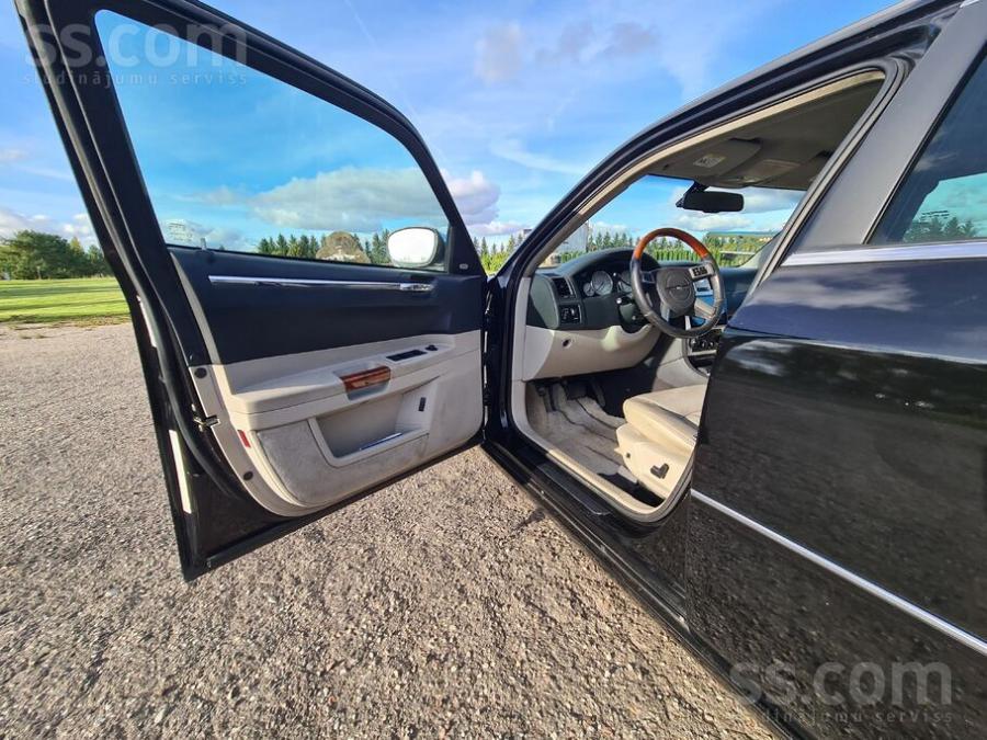 Melns Chrysler 300C 2007 Jelgava, ar dzinēja tilpumu 3.00 L un nobraukumu 301 tūkst. km par 3999 €, foto 10 vietnē AUTOMOTO.COM.LV