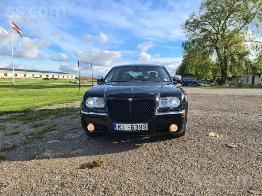 Melns Chrysler 300C 2007 Jelgava, ar dzinēja tilpumu 3.00 L un nobraukumu 301 tūkst. km par 3999 €, foto 12 vietnē AUTOMOTO.COM.LV