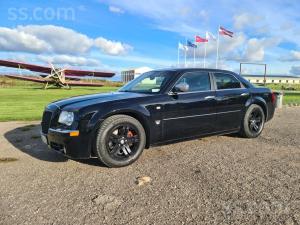 Melns Chrysler 300C 2007 Jelgava, ar dzinēja tilpumu 3.00 L un nobraukumu 301 tūkst. km par 3999 €, foto 13 vietnē AUTOMOTO.COM.LV