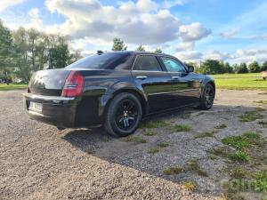 Melns Chrysler 300C 2007 Jelgava, ar dzinēja tilpumu 3.00 L un nobraukumu 301 tūkst. km par 3999 €, foto 14 vietnē AUTOMOTO.COM.LV