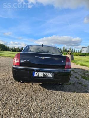 Melns Chrysler 300C 2007 Jelgava, ar dzinēja tilpumu 3.00 L un nobraukumu 301 tūkst. km par 3999 €, foto 15 vietnē AUTOMOTO.COM.LV