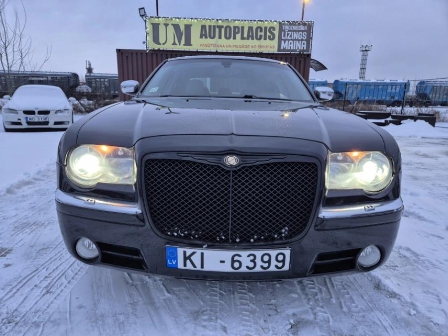 Black Chrysler 300C 2007 in Riga, with an engine capacity of 3.00 L and mileage of 296 thousand km for 4200 €, photo 4 on AUTOMOTO.COM.LV