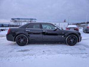 Black Chrysler 300C 2007 in Riga, with an engine capacity of 3.00 L and mileage of 296 thousand km for 4200 €, photo 7 on AUTOMOTO.COM.LV