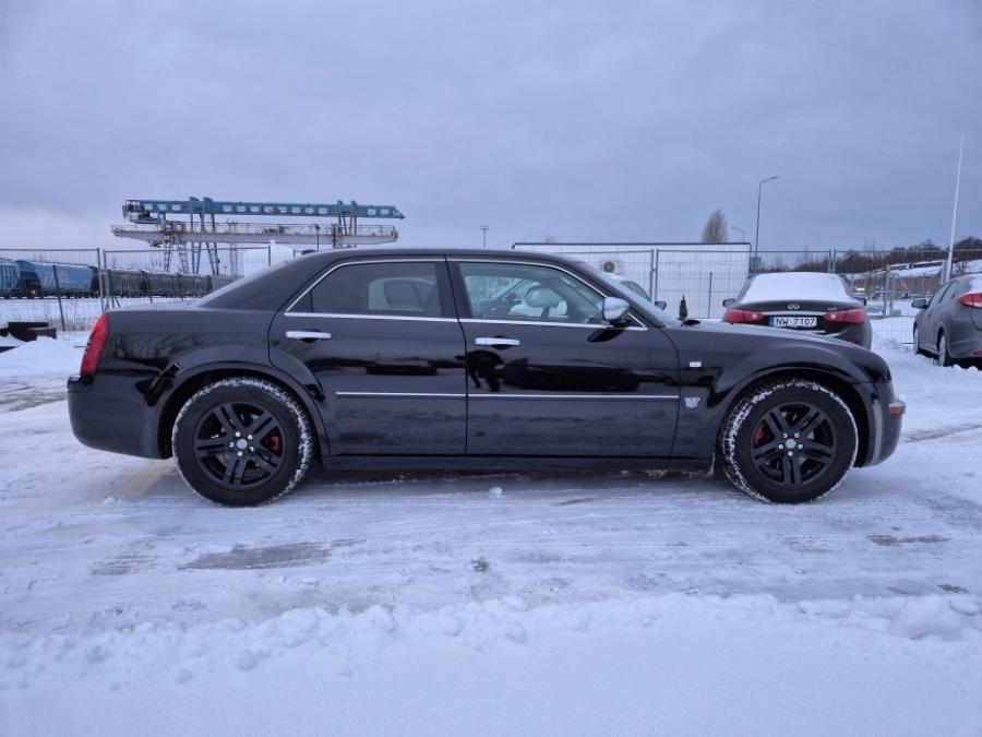 Black Chrysler 300C 2007 in Riga, with an engine capacity of 3.00 L and mileage of 296 thousand km for 4200 €, photo 7 on AUTOMOTO.COM.LV