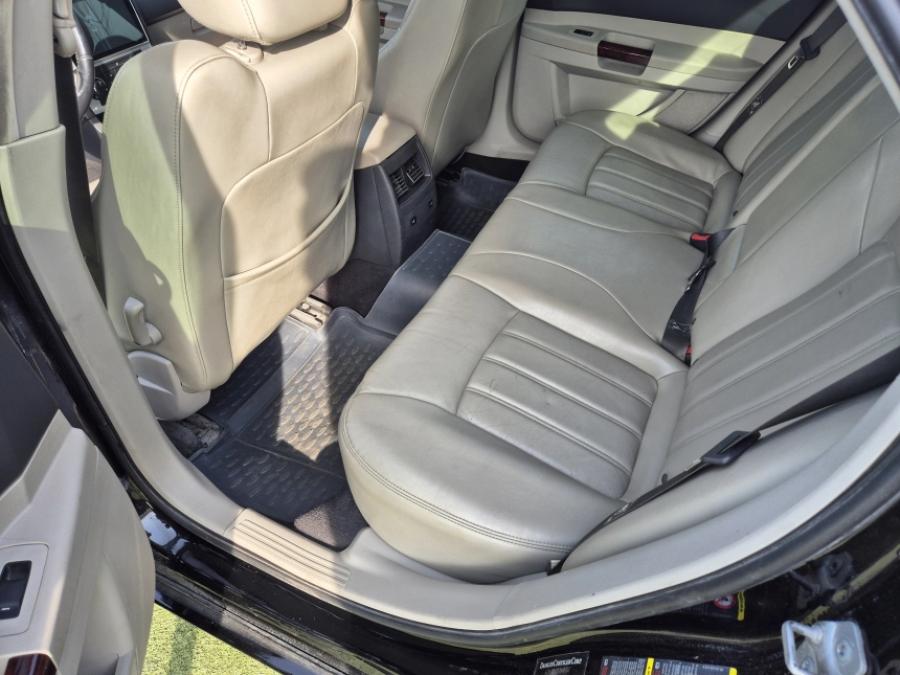 Black Chrysler 300C 2007 in Riga, with an engine capacity of 3.00 L and mileage of 296 thousand km for 4200 €, photo 8 on AUTOMOTO.COM.LV