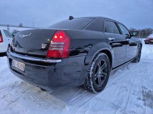 Black Chrysler 300C 2007 in Riga, with an engine capacity of 3.00 L and mileage of 296 thousand km for 4200 €, photo 10 on AUTOMOTO.COM.LV