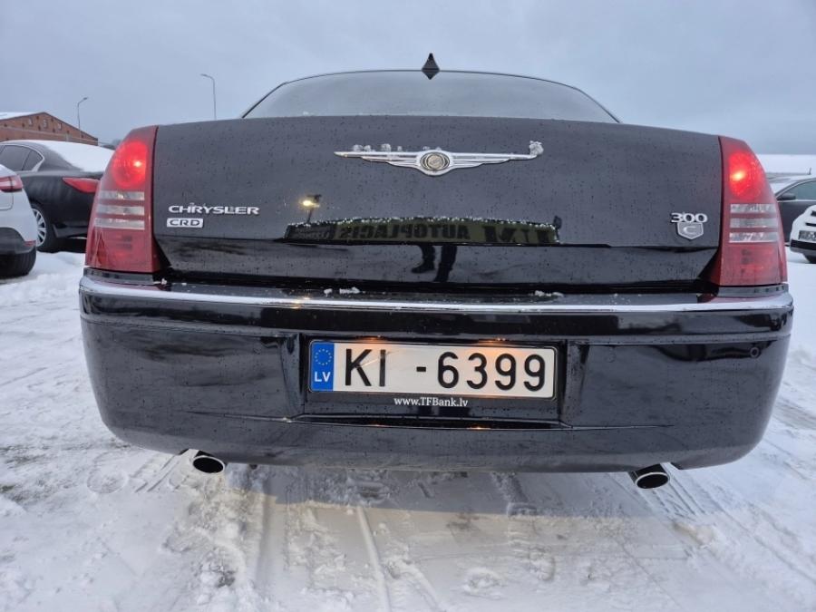 Black Chrysler 300C 2007 in Riga, with an engine capacity of 3.00 L and mileage of 296 thousand km for 4200 €, photo 12 on AUTOMOTO.COM.LV