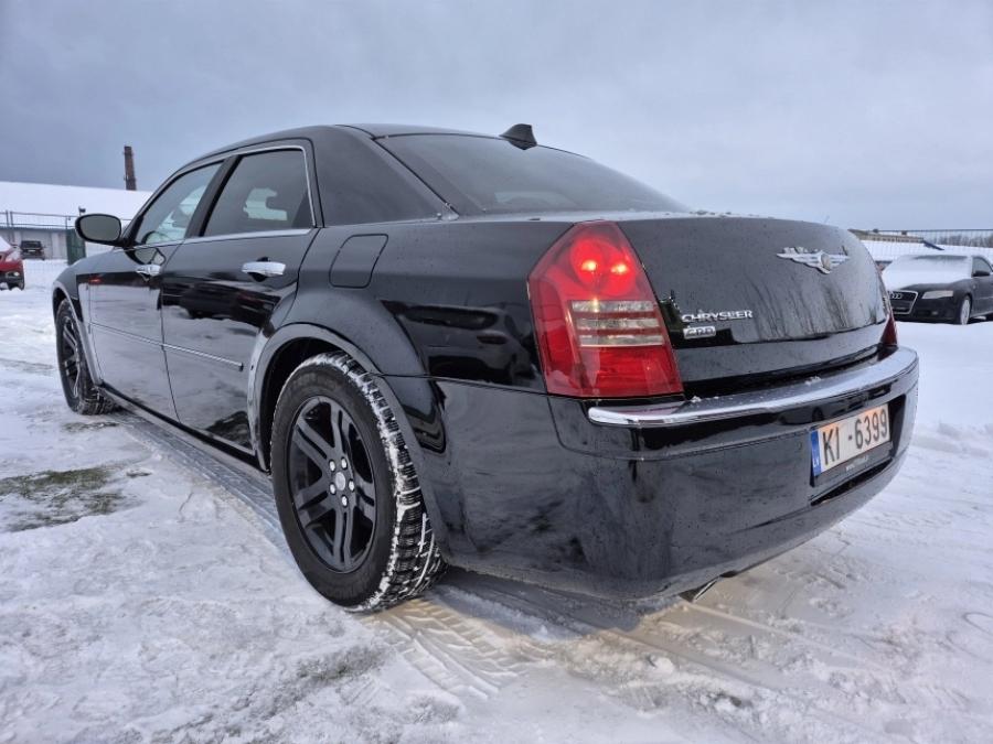 Black Chrysler 300C 2007 in Riga, with an engine capacity of 3.00 L and mileage of 296 thousand km for 4200 €, photo 14 on AUTOMOTO.COM.LV