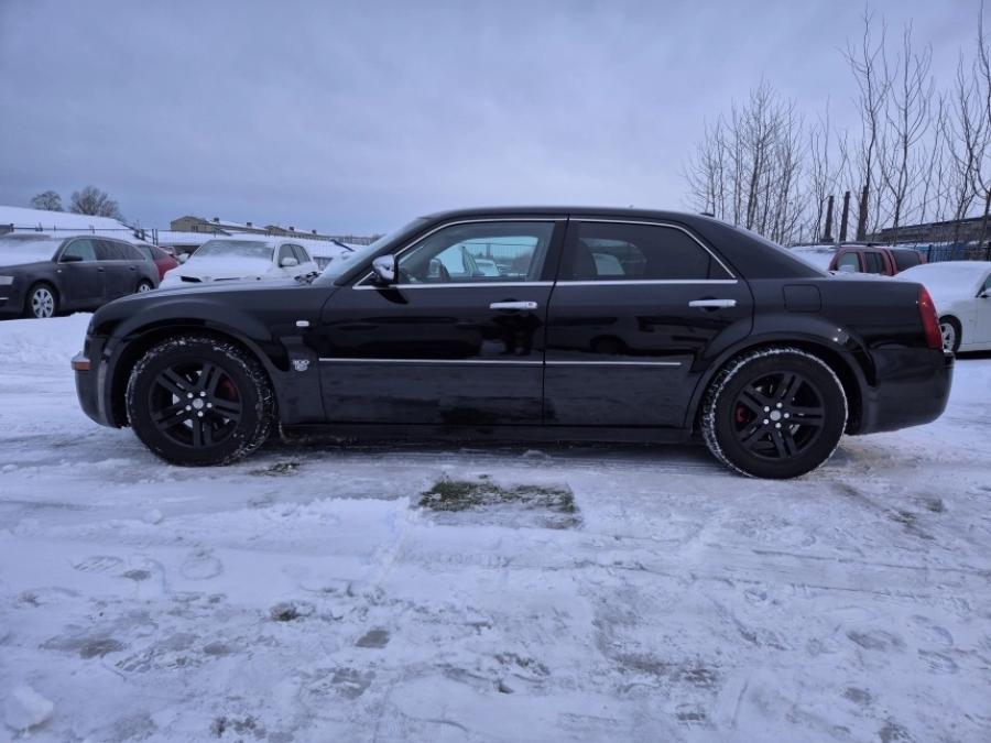 Black Chrysler 300C 2007 in Riga, with an engine capacity of 3.00 L and mileage of 296 thousand km for 4200 €, photo 16 on AUTOMOTO.COM.LV