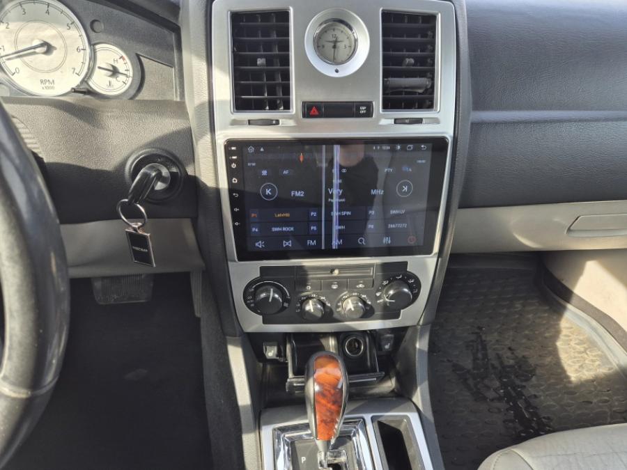 Black Chrysler 300C 2007 in Riga, with an engine capacity of 3.00 L and mileage of 296 thousand km for 4200 €, photo 17 on AUTOMOTO.COM.LV
