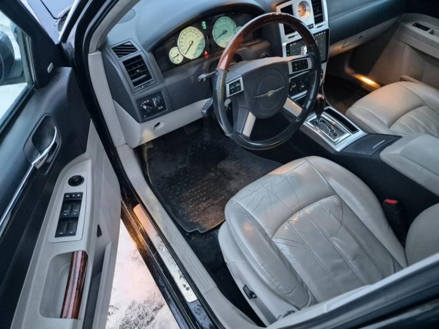 Black Chrysler 300C 2007 in Riga, with an engine capacity of 3.00 L and mileage of 296 thousand km for 4200 €, photo 19 on AUTOMOTO.COM.LV