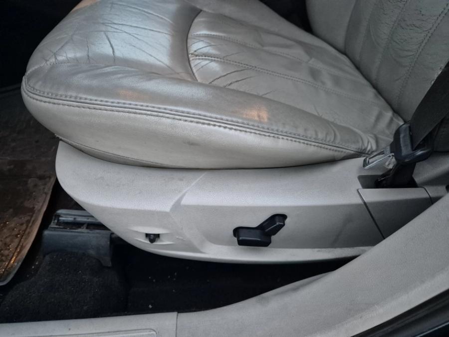 Black Chrysler 300C 2007 in Riga, with an engine capacity of 3.00 L and mileage of 296 thousand km for 4200 €, photo 23 on AUTOMOTO.COM.LV