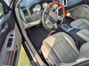 Black Chrysler 300C 2007 in Riga, with an engine capacity of 3.00 L and mileage of 296 thousand km for 4200 €, photo 24 on AUTOMOTO.COM.LV