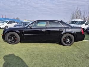Black Chrysler 300C 2007 in Riga, with an engine capacity of 3.00 L and mileage of 296 thousand km for 4200 €, photo 27 on AUTOMOTO.COM.LV