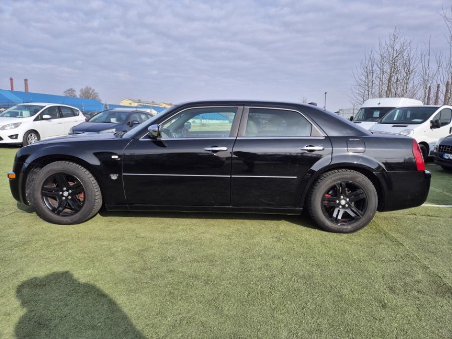 Black Chrysler 300C 2007 in Riga, with an engine capacity of 3.00 L and mileage of 296 thousand km for 4200 €, photo 27 on AUTOMOTO.COM.LV