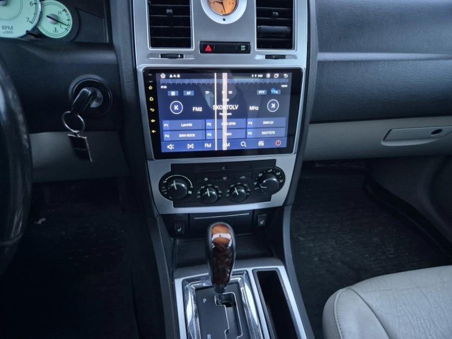 Black Chrysler 300C 2007 in Riga, with an engine capacity of 3.00 L and mileage of 296 thousand km for 4200 €, photo 28 on AUTOMOTO.COM.LV