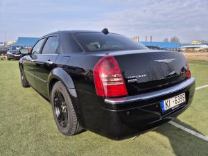 Black Chrysler 300C 2007 in Riga, with an engine capacity of 3.00 L and mileage of 296 thousand km for 4200 €, photo 29 on AUTOMOTO.COM.LV