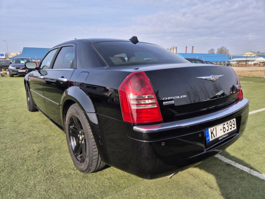 Black Chrysler 300C 2007 in Riga, with an engine capacity of 3.00 L and mileage of 296 thousand km for 4200 €, photo 29 on AUTOMOTO.COM.LV