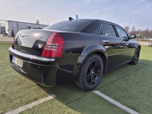 Black Chrysler 300C 2007 in Riga, with an engine capacity of 3.00 L and mileage of 296 thousand km for 4200 €, photo 33 on AUTOMOTO.COM.LV