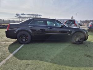 Black Chrysler 300C 2007 in Riga, with an engine capacity of 3.00 L and mileage of 296 thousand km for 4200 €, photo 35 on AUTOMOTO.COM.LV