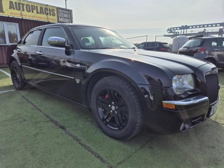 Black Chrysler 300C 2007 in Riga, with an engine capacity of 3.00 L and mileage of 296 thousand km for 4200 €, photo 37 on AUTOMOTO.COM.LV