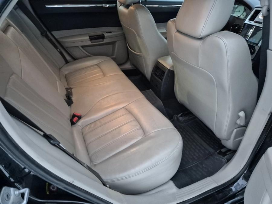 Black Chrysler 300C 2007 in Riga, with an engine capacity of 3.00 L and mileage of 296 thousand km for 4200 €, photo 38 on AUTOMOTO.COM.LV