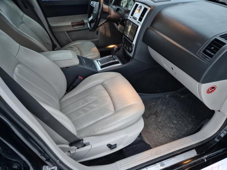 Black Chrysler 300C 2007 in Riga, with an engine capacity of 3.00 L and mileage of 296 thousand km for 4200 €, photo 40 on AUTOMOTO.COM.LV