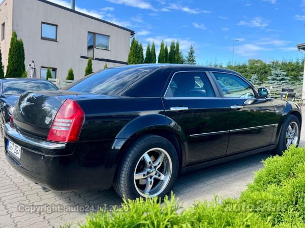 Melns Chrysler 300C 2007 Tallina, ar dzinēja tilpumu 3.00 L un nobraukumu 215 tūkst. km par 3990 €, foto 3 vietnē AUTOMOTO.COM.LV