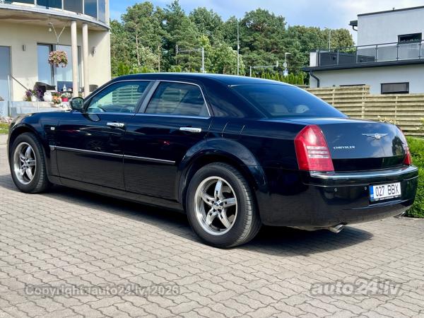 Melns Chrysler 300C 2007 Tallina, ar dzinēja tilpumu 3.00 L un nobraukumu 215 tūkst. km par 3990 €, foto 7 vietnē AUTOMOTO.COM.LV