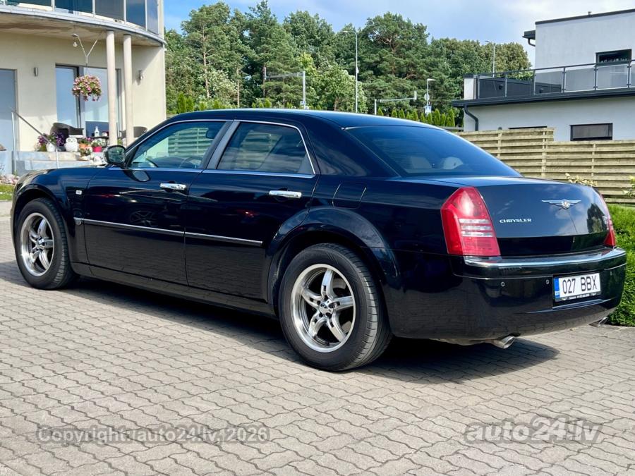 Melns Chrysler 300C 2007 Tallina, ar dzinēja tilpumu 3.00 L un nobraukumu 215 tūkst. km par 3990 €, foto 8 vietnē AUTOMOTO.COM.LV