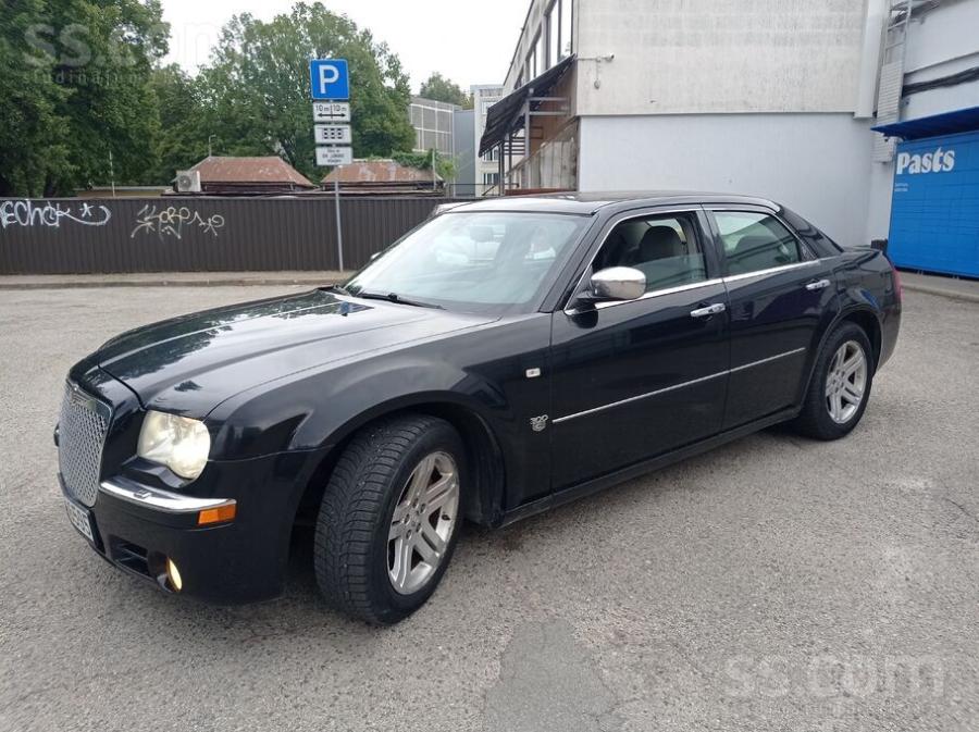 Black Chrysler 300C 2007 in Riga, with an engine capacity of 3.00 L and mileage of 236 thousand km for 3650 €, photo 4 on AUTOMOTO.COM.LV