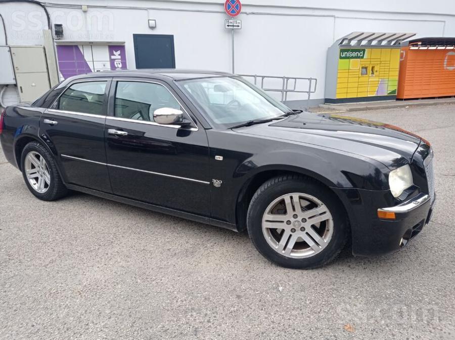 Black Chrysler 300C 2007 in Riga, with an engine capacity of 3.00 L and mileage of 236 thousand km for 3650 €, photo 5 on AUTOMOTO.COM.LV
