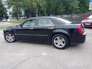 Black Chrysler 300C 2007 in Riga, with an engine capacity of 3.00 L and mileage of 236 thousand km for 3650 €, photo 6 on AUTOMOTO.COM.LV